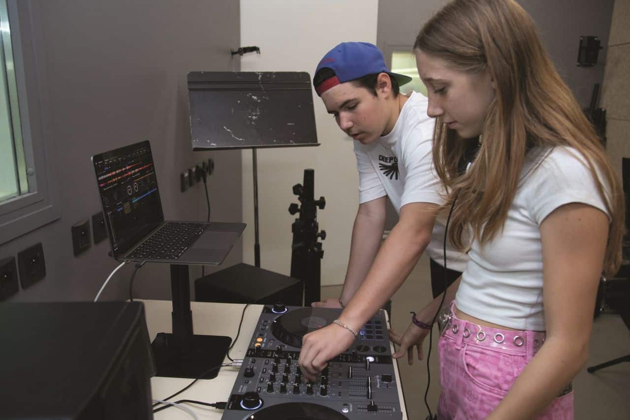 Alyxe, Lou et Ethan s'éclatent à l’atelier DJ du service Jeunesse - à Anglet, l'E-magazine